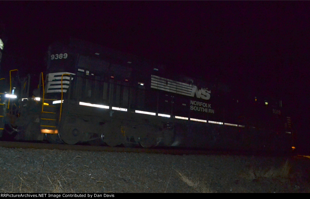 NS C40-9W 9389 leads M4G